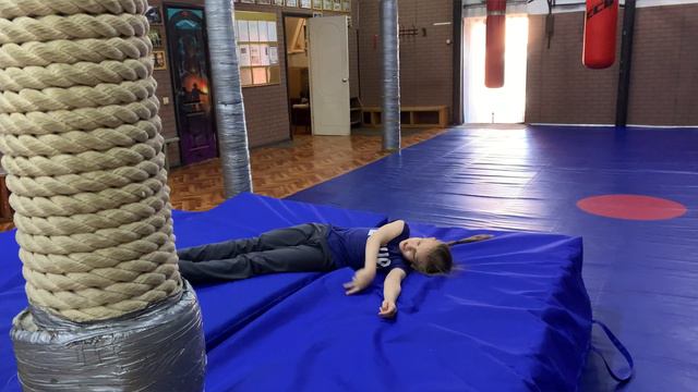 Когда метнула нож без предупреждения