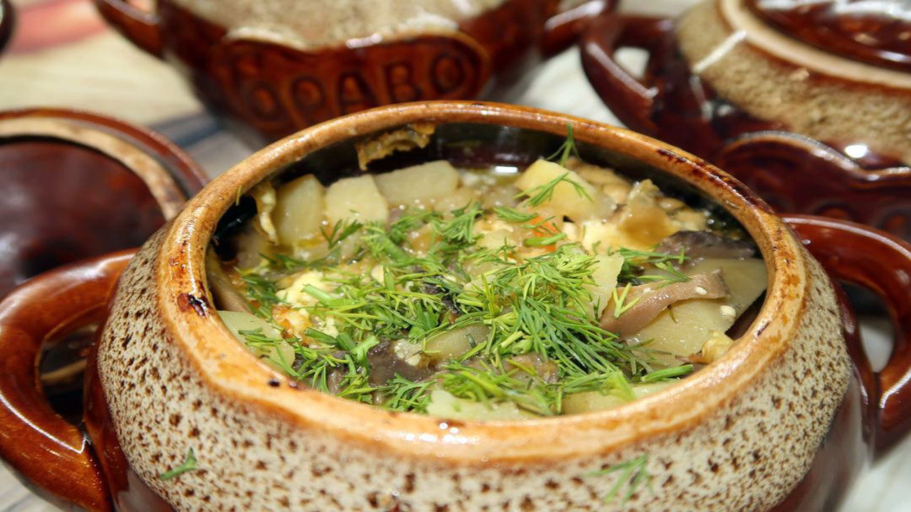 Потрясающе вкусное, ароматное жаркое в горшочках. Свинина с картофелем и грибами в духовке