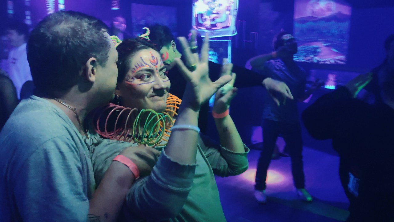 FreakodelicaRt: Alice in Wonderland, part 7, Liquid Bloom & PERE - "Overgrown», performed by AQuad