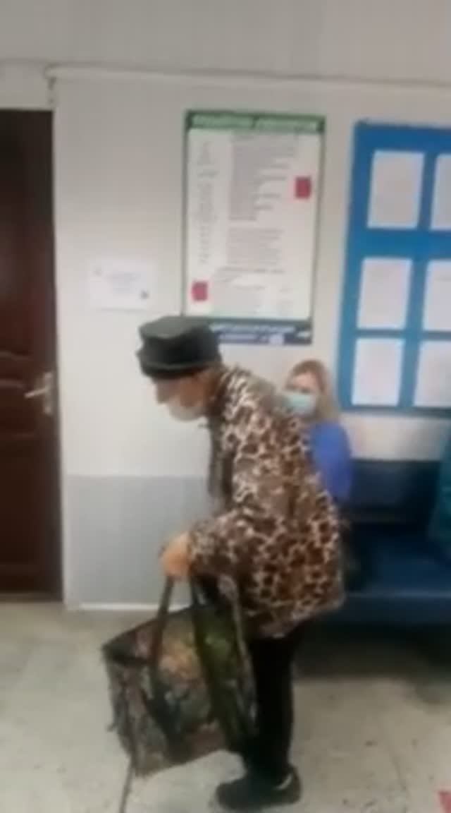 бабушка МАТЕРИТСЯ в поликлинике