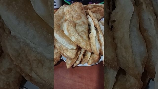 Доця готовит чебуреки к празднику! С днем Металлурга!