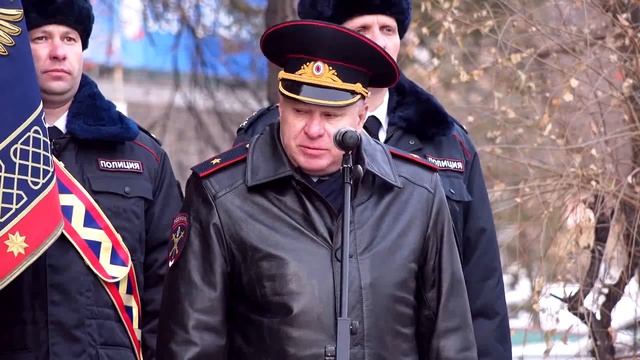 На Мемориальном комплексе УМВД увековечено имя полицейского, погибшего при исполнении.mp4