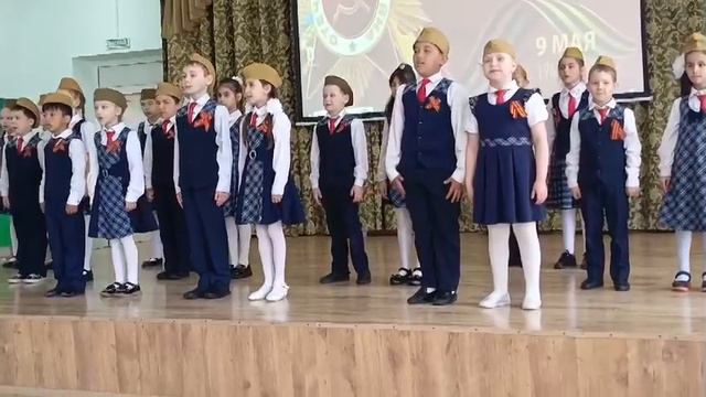 Костя и Варя выступление на 9 Мая