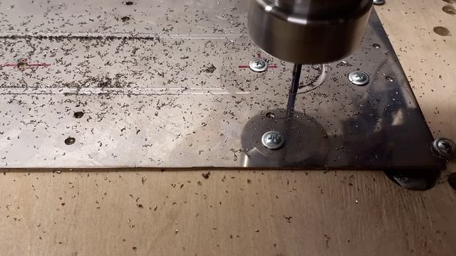 Шина для перемещения захватов автоподачи инструмента