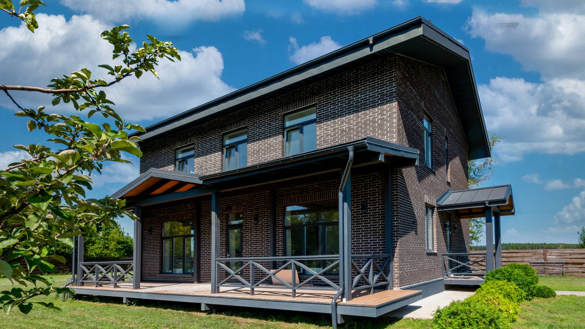 Двухэтажный полностью готовый дом Лиссабон 240м2 в посёлке Семибратское-1