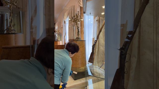 Обеспыливание предметов и витрин в экспозиции