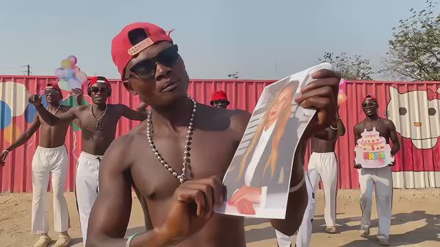 Красавчики танцуют в честь Дня Рождения прекрасной леди !