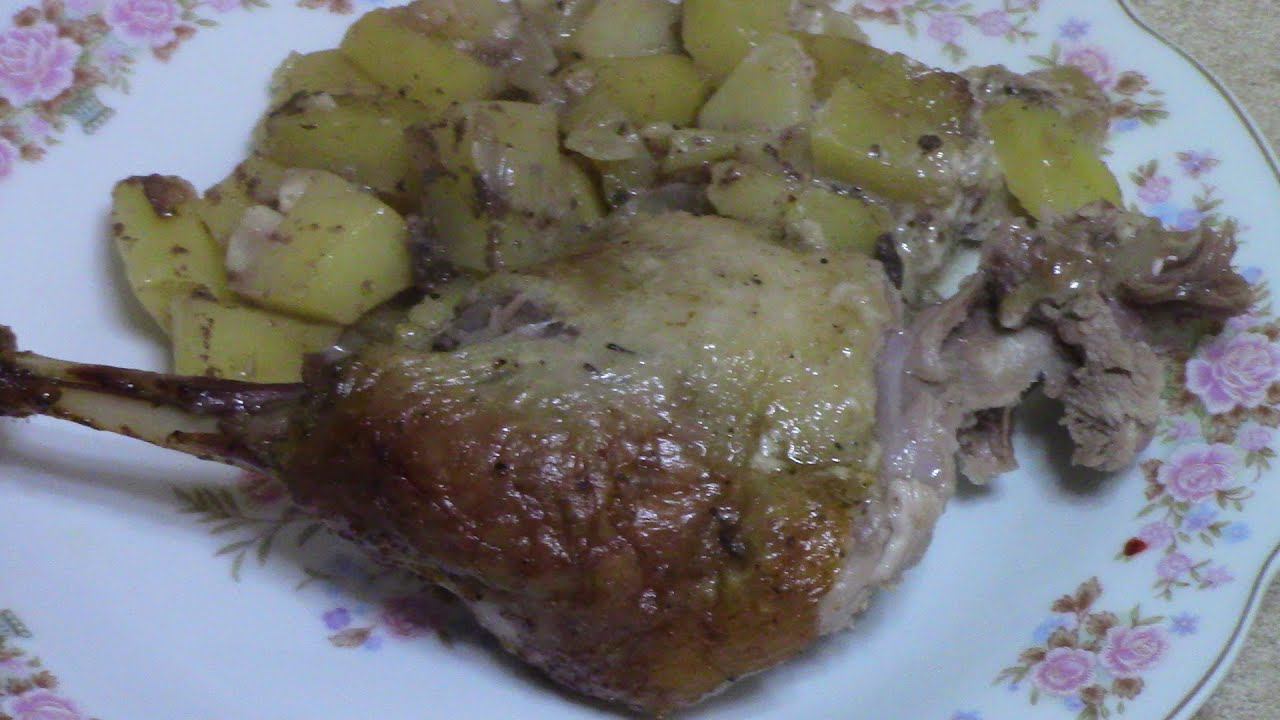 Жареная утка, фаршированная картофелем.