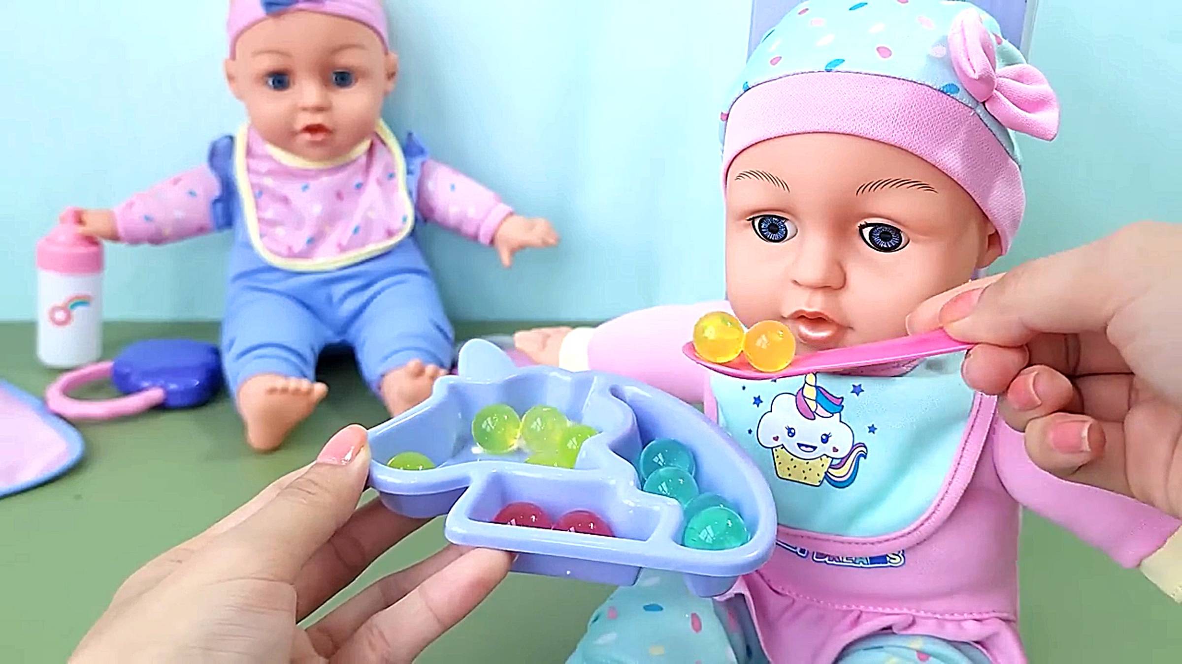 Для малышей мультики. Распаковка игрушек. Собираем кроватку горку. Учимся кушать