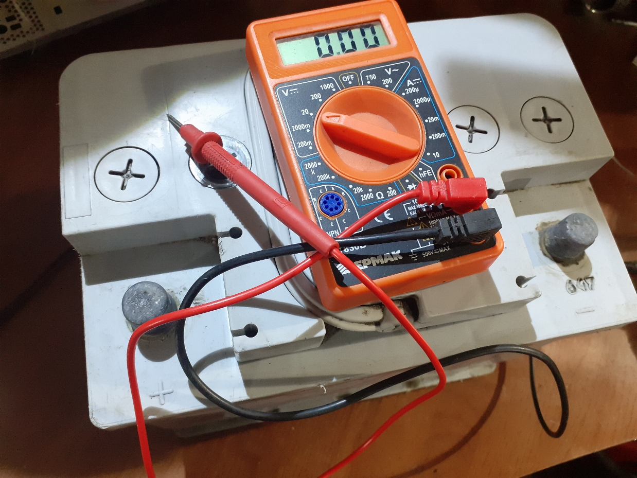 аккумулятор разряжает сам себя, показываю почему