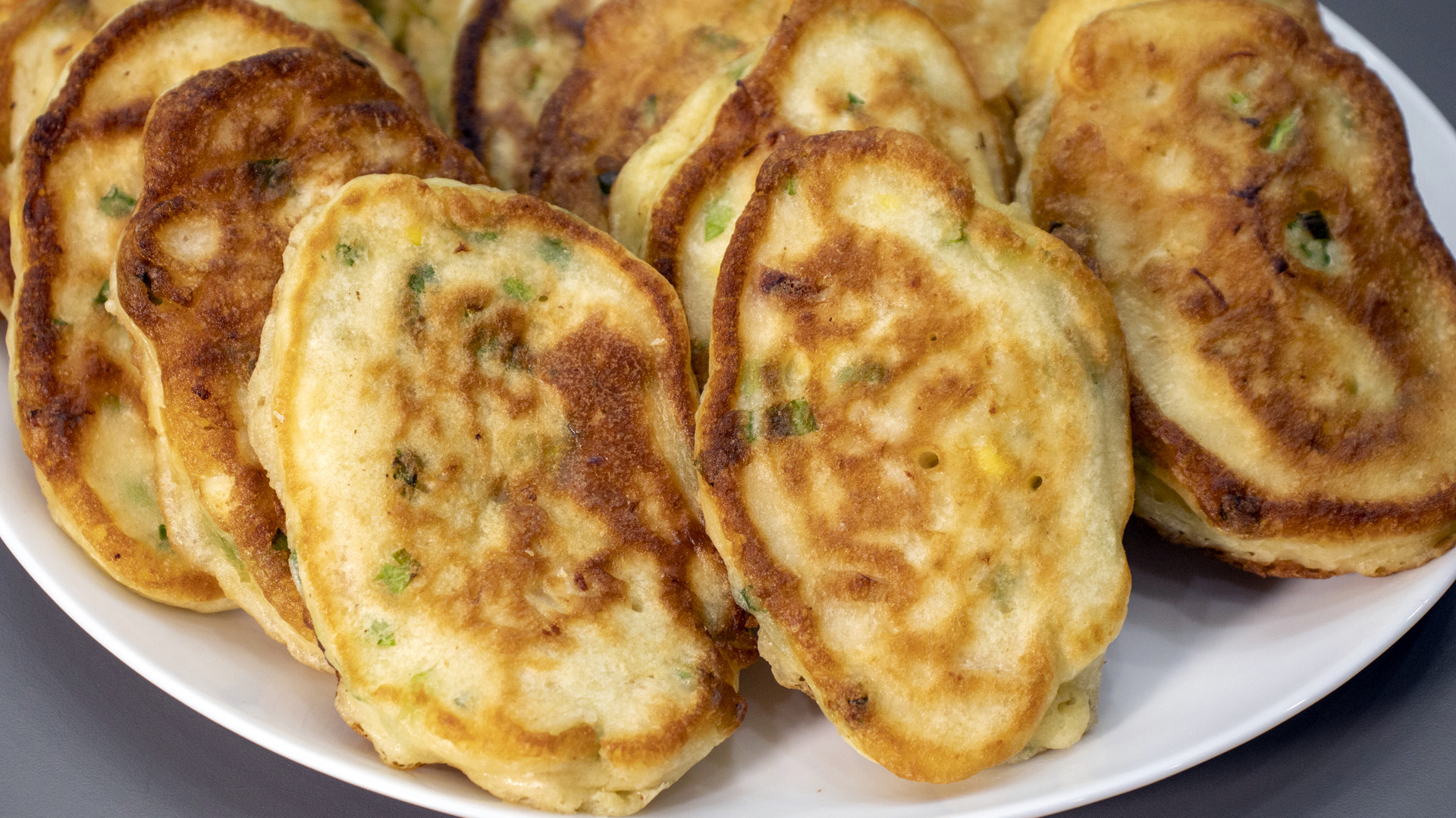 Обычные ОЛАДЬИ теперь не готовлю: нашла рецепт, который нравится всей семье (по вкусу, как пирожки)