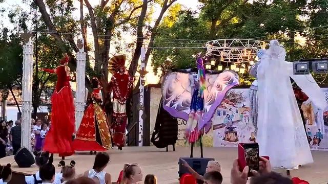 Театр на ходулях «Шоу великанов» (г.Евпатория)