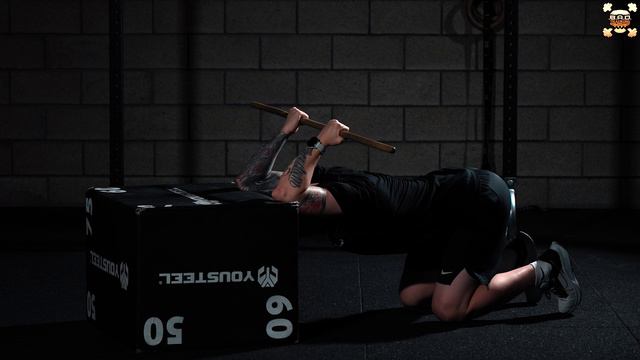 Сгибание плеча с палкой у тумбы