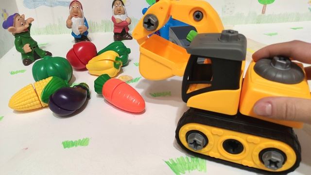 Синий трактор привез овощи животным на ферму..mp4