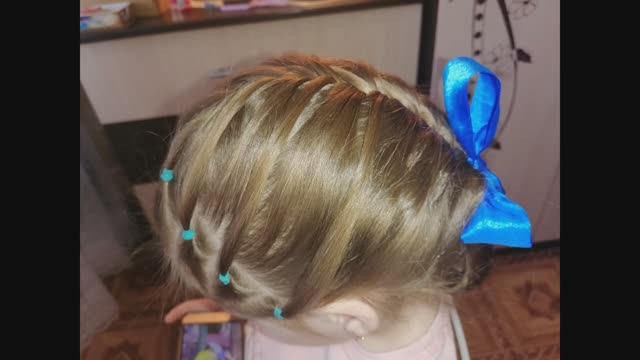 Простая прическа для девочки на каждый день.