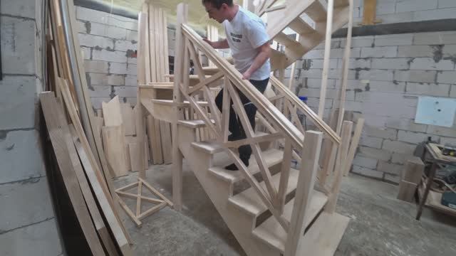 Лестница из березы на 180 градусов с забежными ступенями кантри в москву