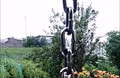 Нескучный восток: как сэкономить на строительстве водостока с помощью дождевых цепей