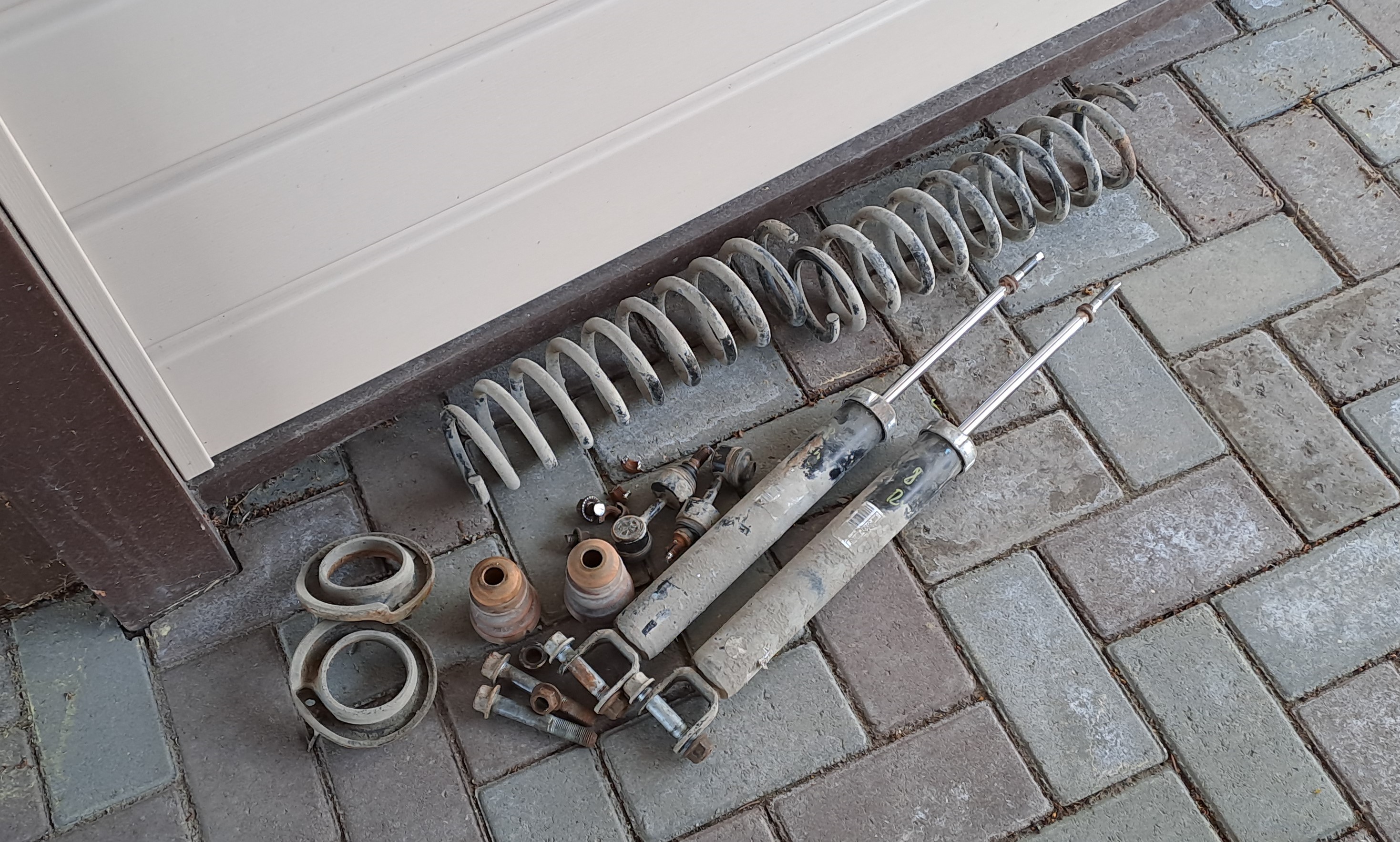 Замена задних стоек и пружин на Kia Ceed JD