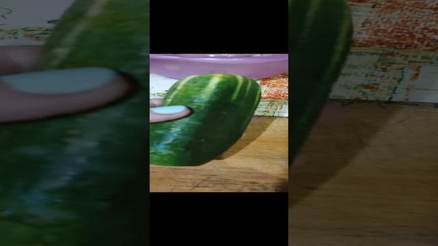 Овальный и плоский огурец. А вы видели такой?