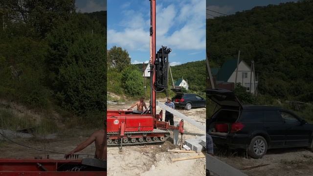 Забивка бетонных свай.