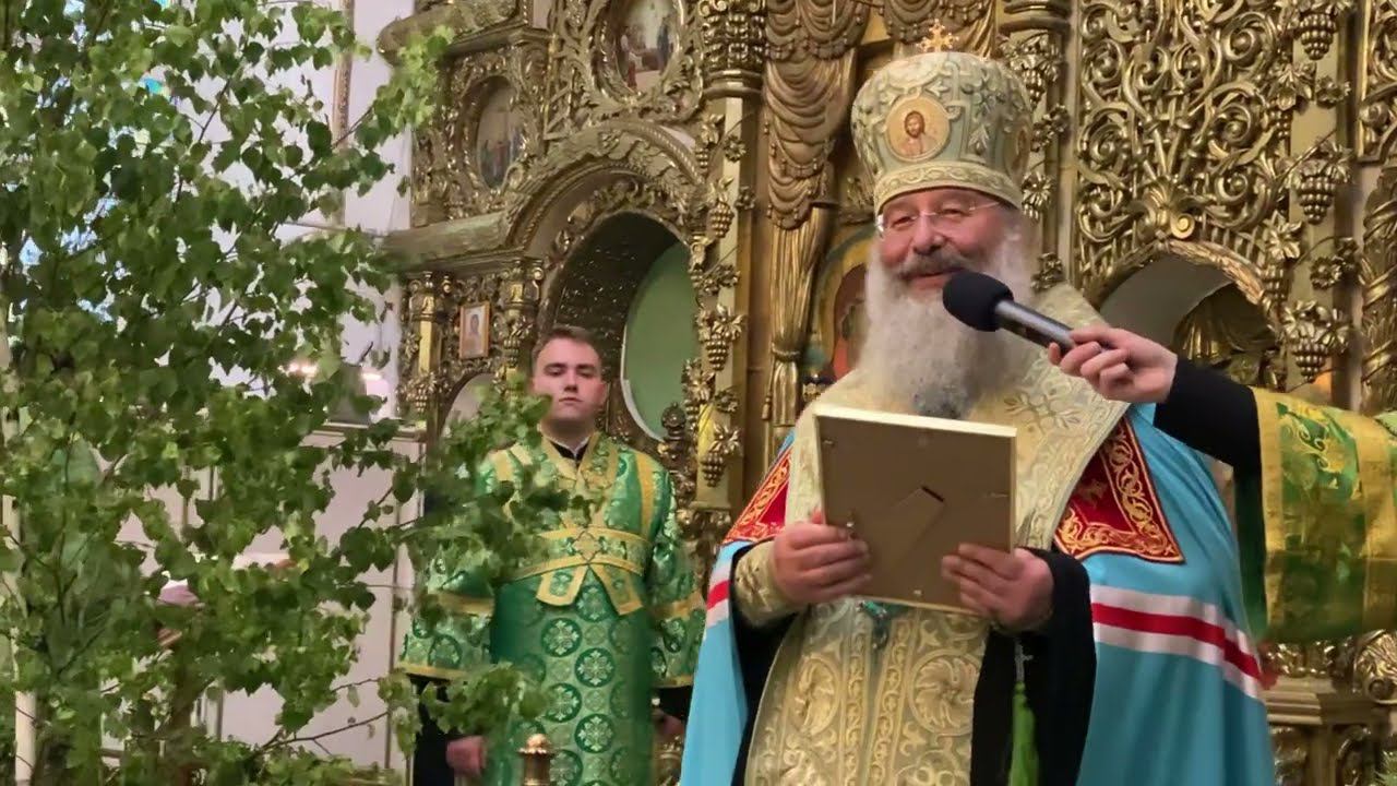 Вручение благодарственных писем участникам проекта «Раифская трапеза» митрополитом Кириллом.