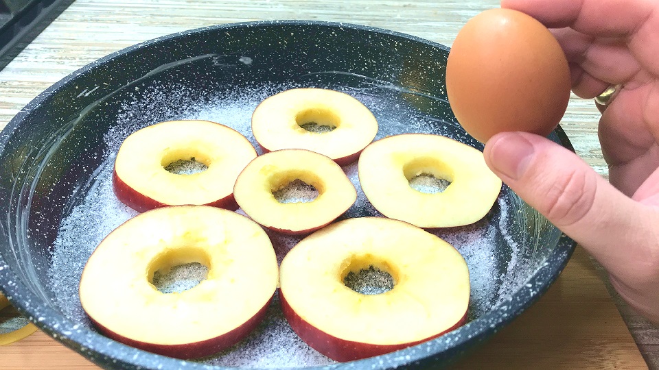 Яблочный пирог на сковороде с 1 яйцом