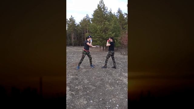 Девчонки и спорт в лесу