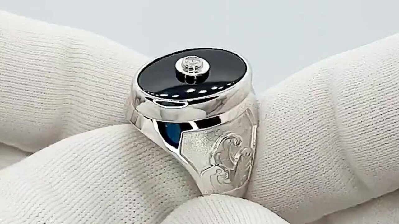 Мужской перстень из белого золота