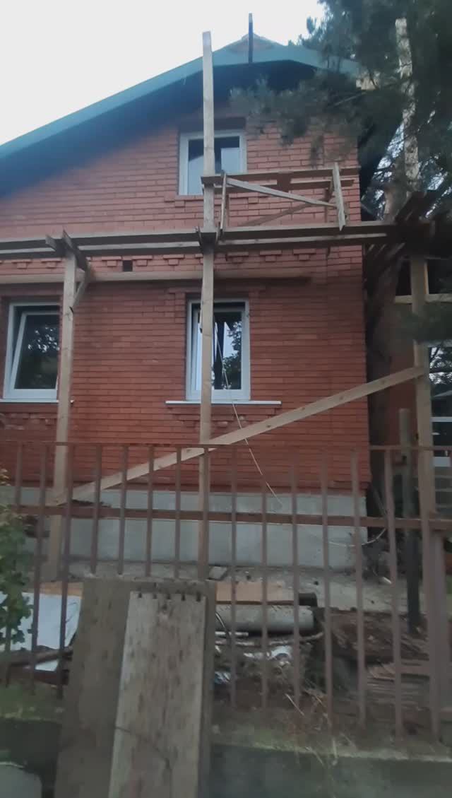 Свои сто квадратов; фронтон.