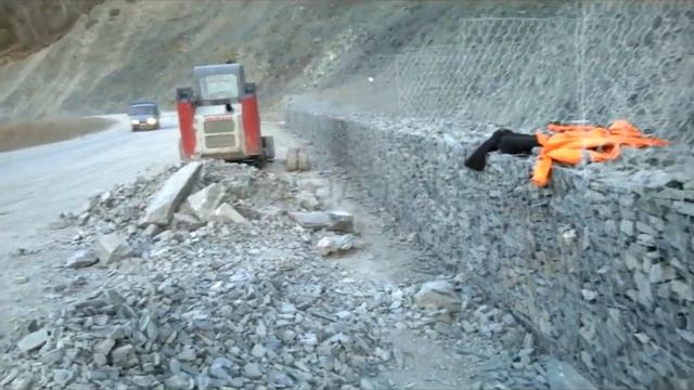 Монтаж габионов. Устройство подпорной стены из габионов..mp4