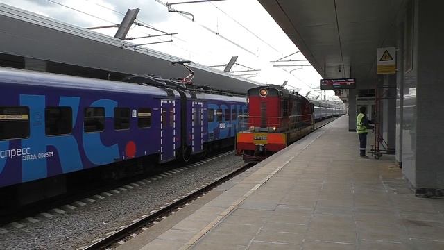 Маневровый тепловоз ЧМЭ3-2930 (ТЧЭ-18) следует резервом.