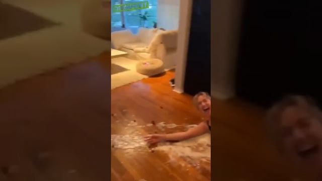 Попили шампусика.MP4