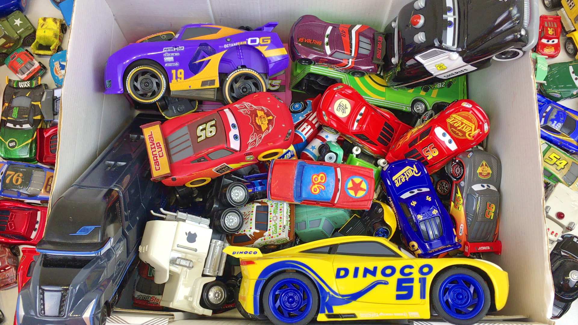 Игрушки Большая Коробка Много Машинок из Мультика Тачки Молния Маквин
