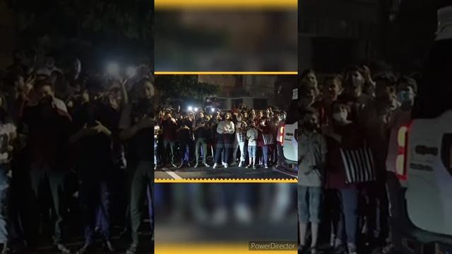 Фанатов Шахрукх Кхана разгоняют палками #shorts куролесит ру