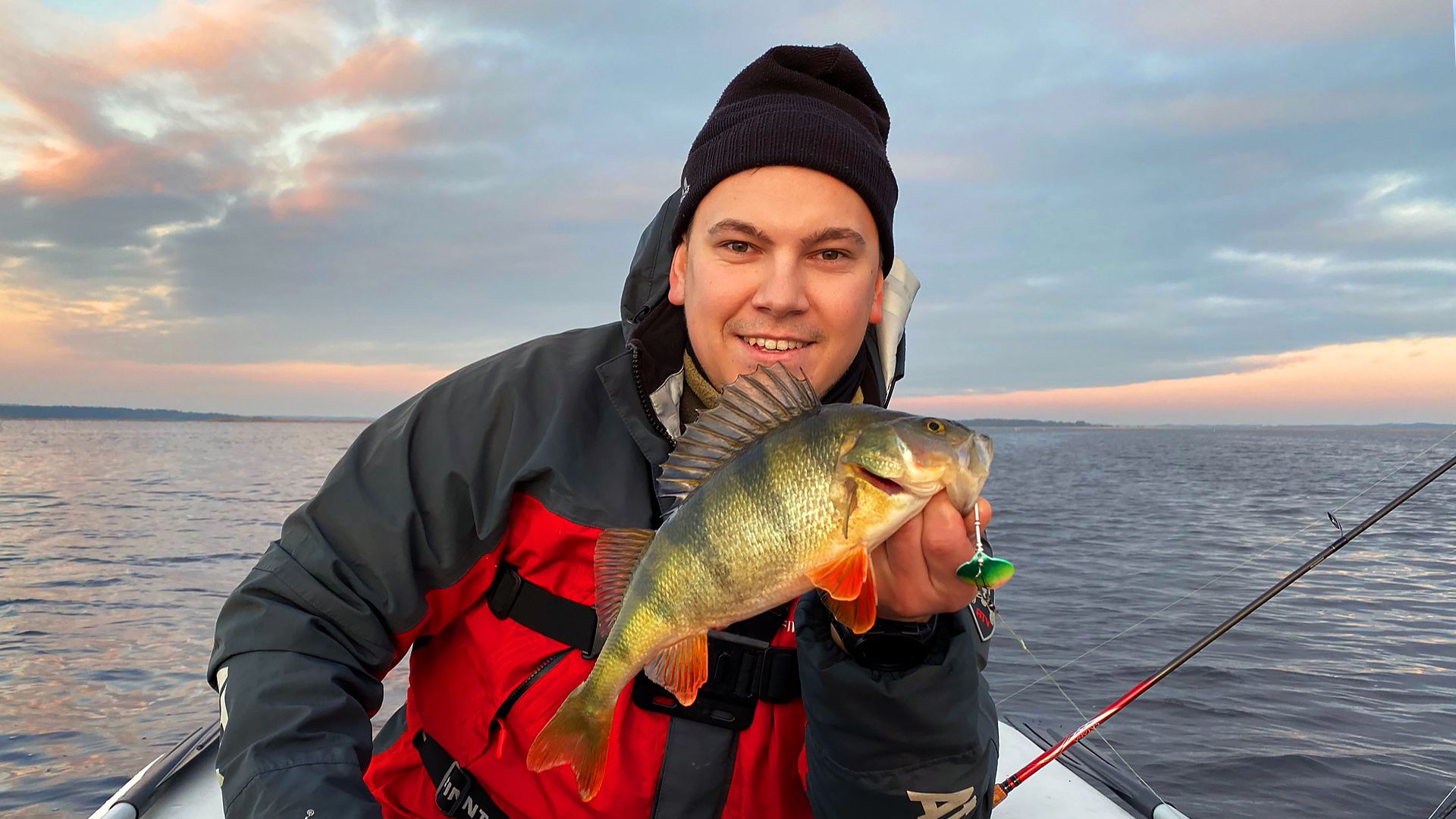 Ловля трофейной щуки |  Поймал крупного окуня на вертушку