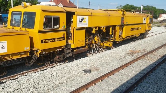 Выправочно-подбивочно-рихтовочная машина в работе