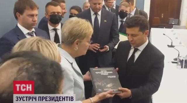 ЗРАДА! Конгресс-вумен Марси Каптур подарила Зеленскому книгу «Лёгкая черепно-мозговая травма»!