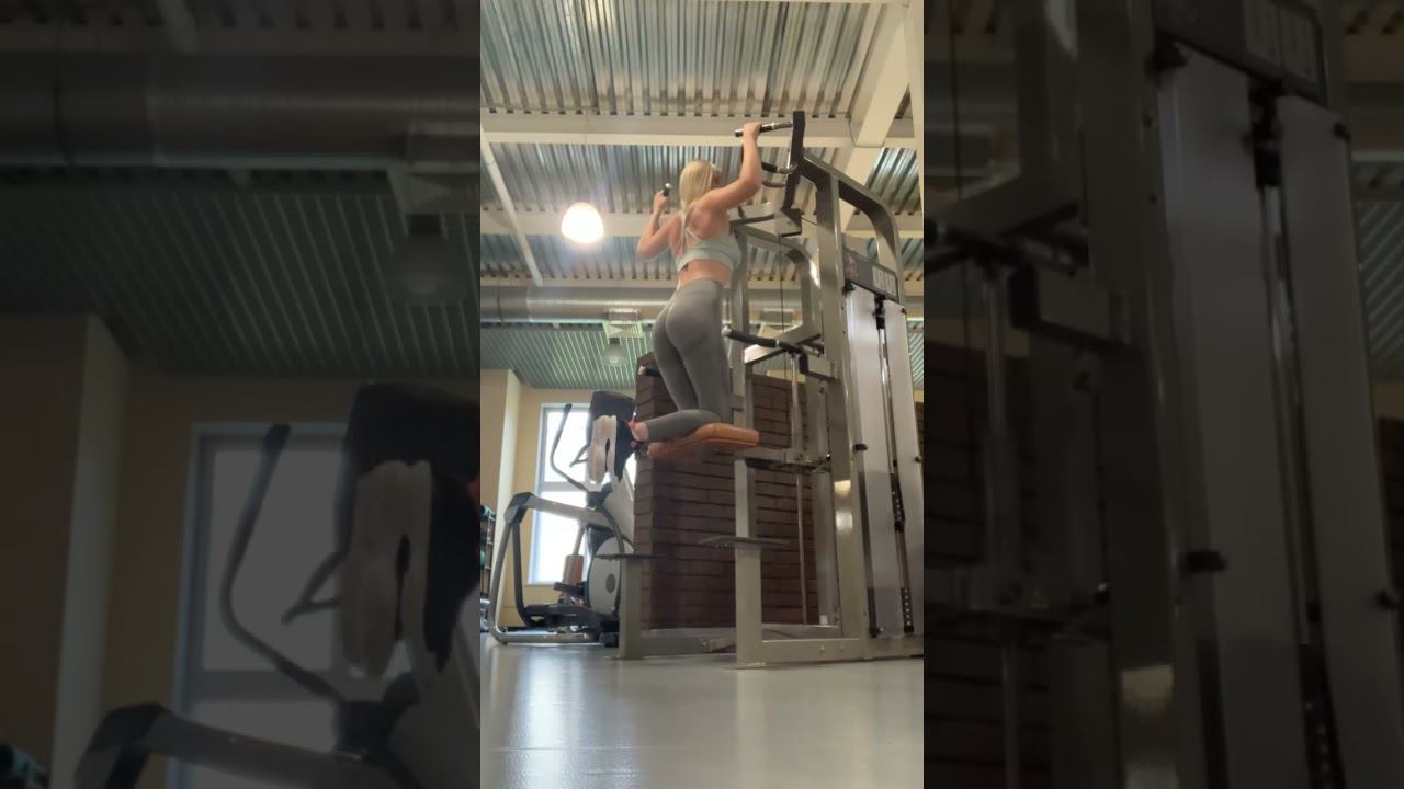 ПОДТЯГИВАНИЯ В ГРАВИТРОНЕ ШИРОКИМ ХВАТОМ