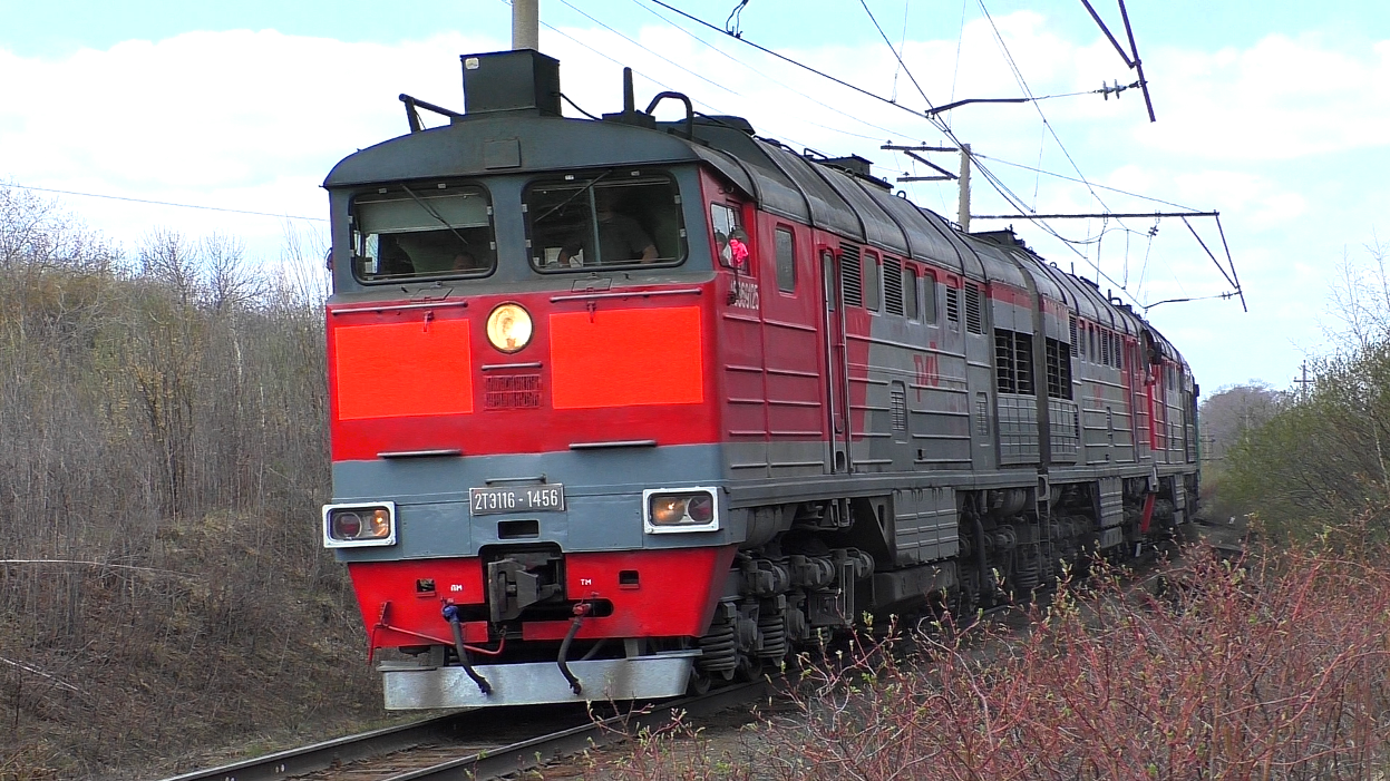 "В двойной тяге". 2ТЭ116-1456/1127 с грузовым поездом