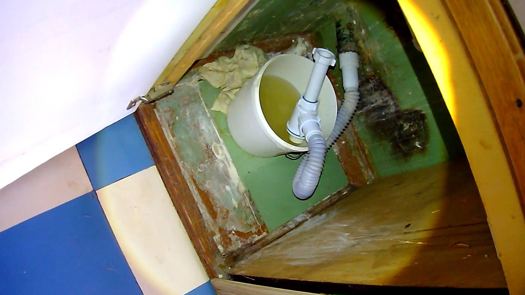 Замена кухонного сифона 1