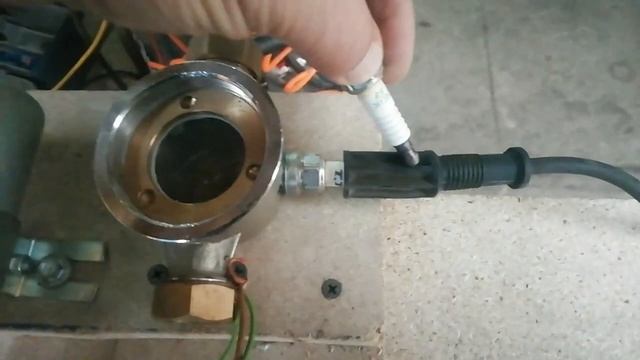 Про высоковольтный пробой свечей и проводов в системе зажигания.