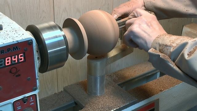 Точение шара на токарном станке. Деревообработка.