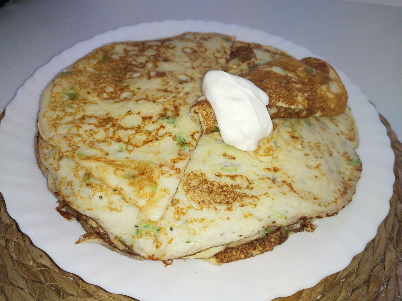 Творожно сырные лепешки с зеленым лучком.