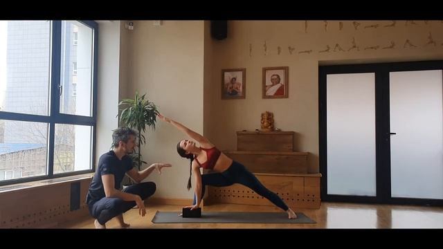 Уттхита Паршваконасана. Как правильно сделать позу. Полный видео разбор