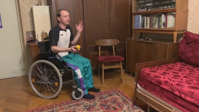 "Сбей предмет" - игра с мячом на резинке