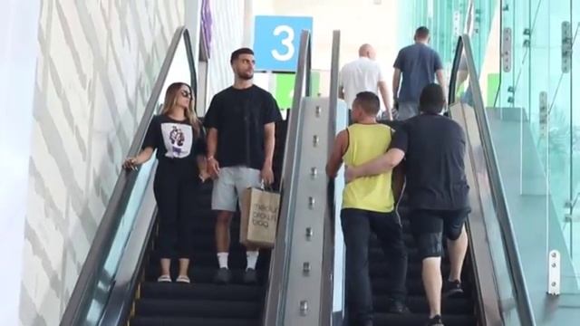 Розыгрыш Прикосновение рук на эскалаторе!