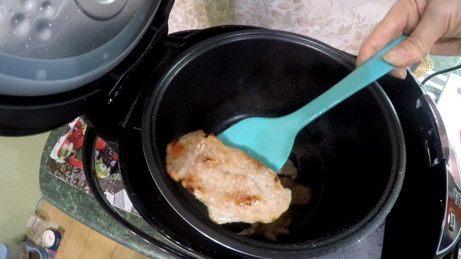 В ПЕРВЫЙ РАЗ ИИИ АТАС ! ЖАРЮ В МУЛЬТИВАРКЕ / МУЖ ЧАВКАЕТ