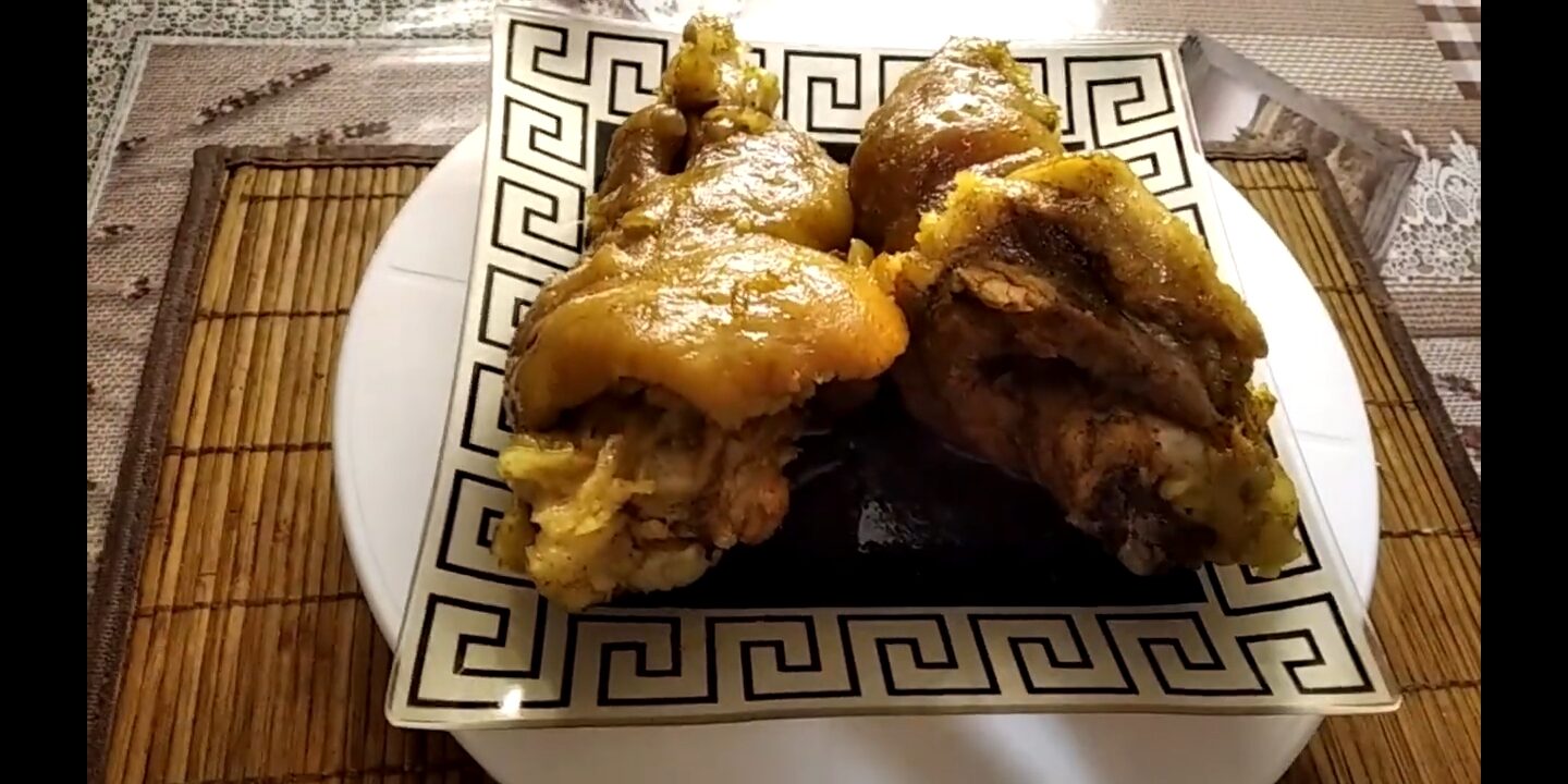 Свиная рулька в пиве очень вкусная и нежная.