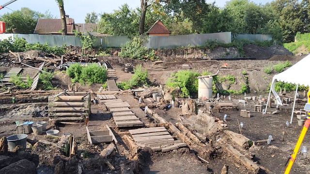 Андрей Гринев копает колодец