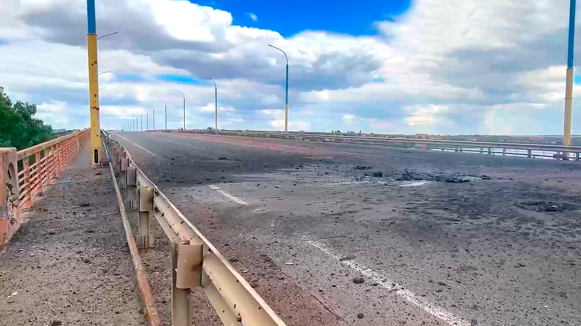 Украина нанесла удар по Антоновскому мосту в Херсоне.mp4